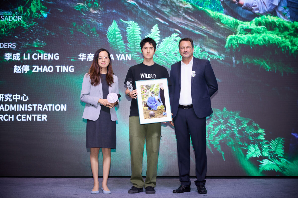 WildAid Presents Wang Yibo with a Commemorative Gift for the ...